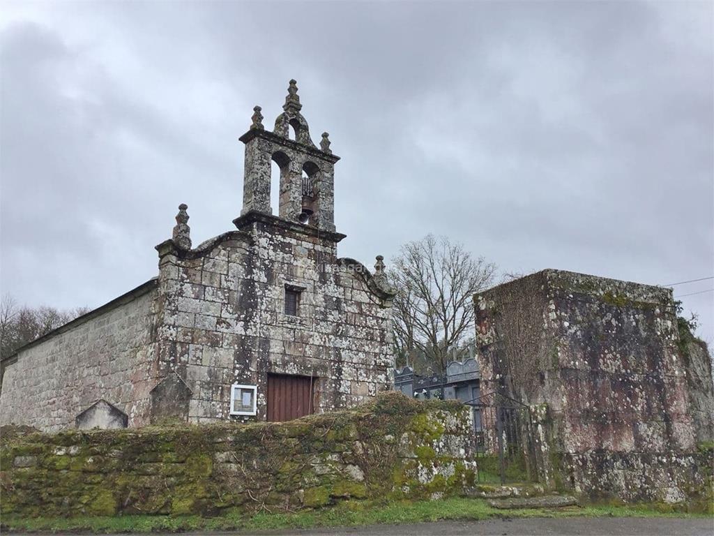 Parroquia y Cementerio de Santa María de Carlín en Friol