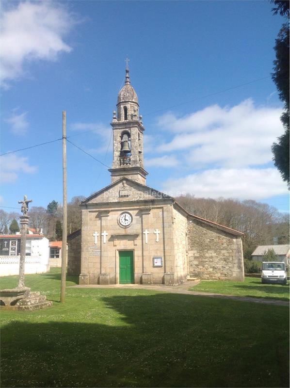 Parroquia y Cementerio de Santiago de Sísamo en Carballo