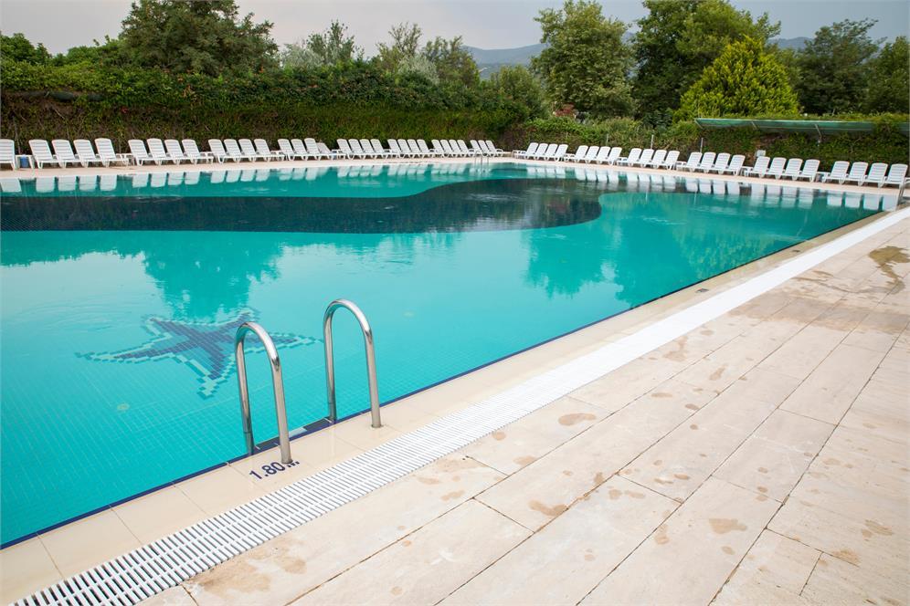 Piscinas deportivas y municipales en Friol